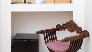 Uma estante com livros e uma garrafa de vinho.