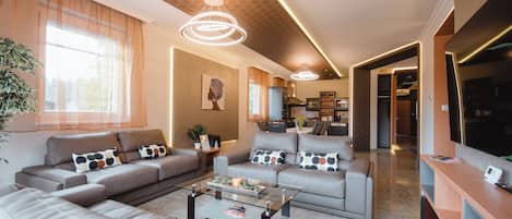 Casa Superior, pátio, vista para o lago | Sala de estar