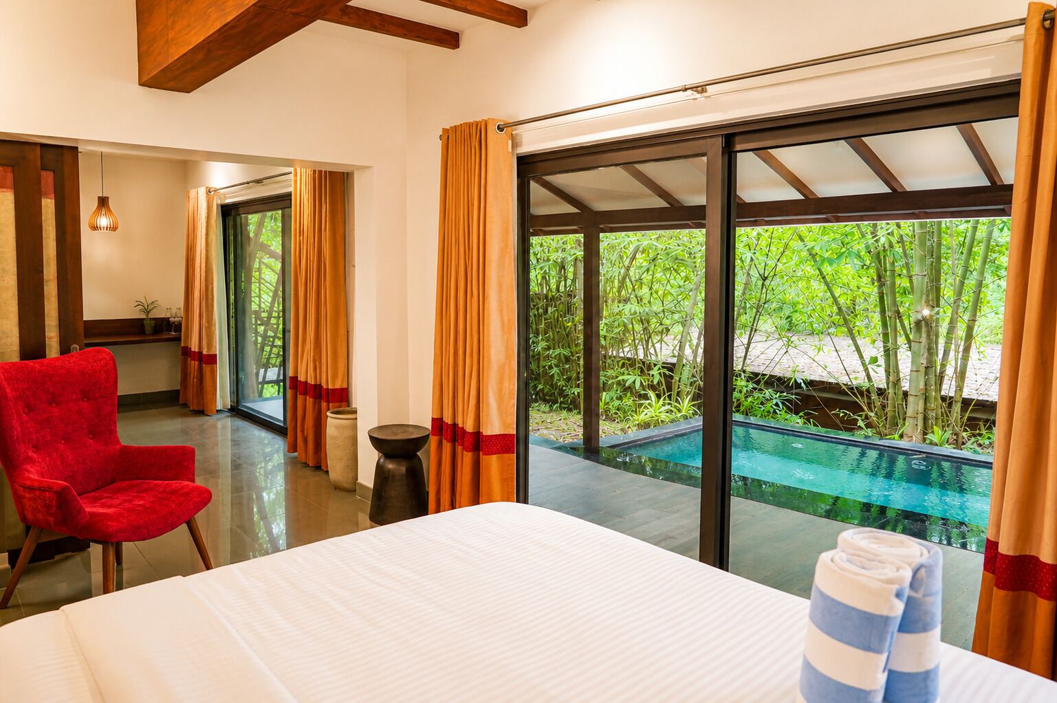 Suite Júnior, vista para a piscina | Roupa de alta qualidade, secretária 