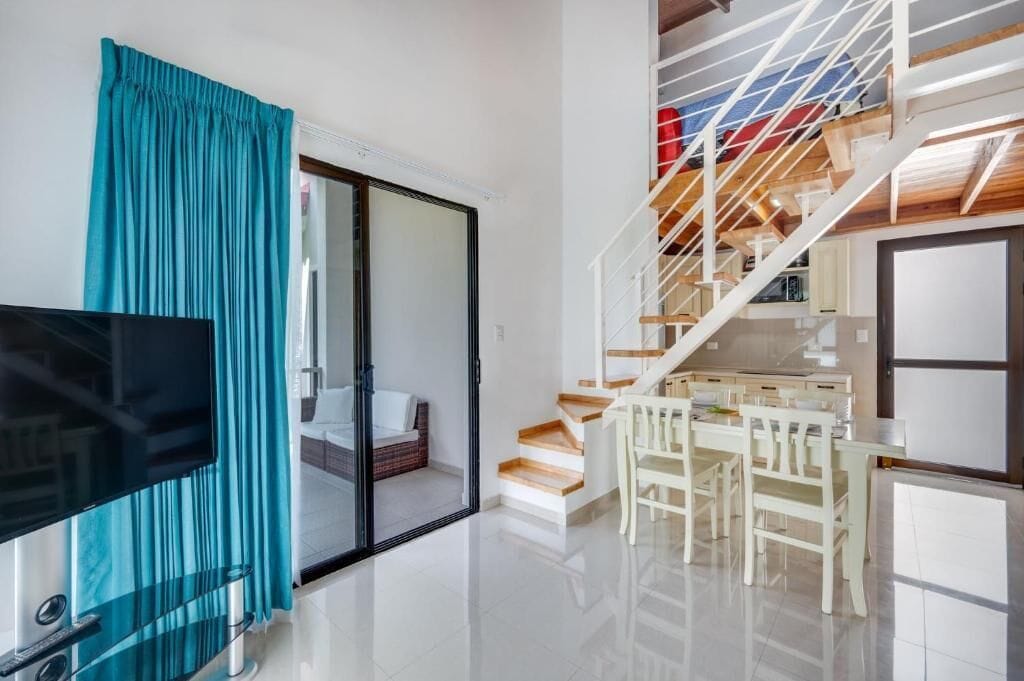 Apartamento Deluxe, vista para o pátio | Sala | Smart TV 