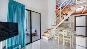 Apartamento Deluxe, vista para o pátio | Sala | Smart TV