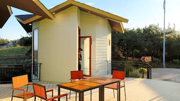 Bungalow, vista para o jardim | Refeições ao ar livre