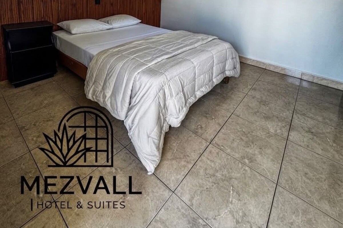 Quarto casal econômico | Escrivaninha, Wi-Fi de cortesia, roupa de cama