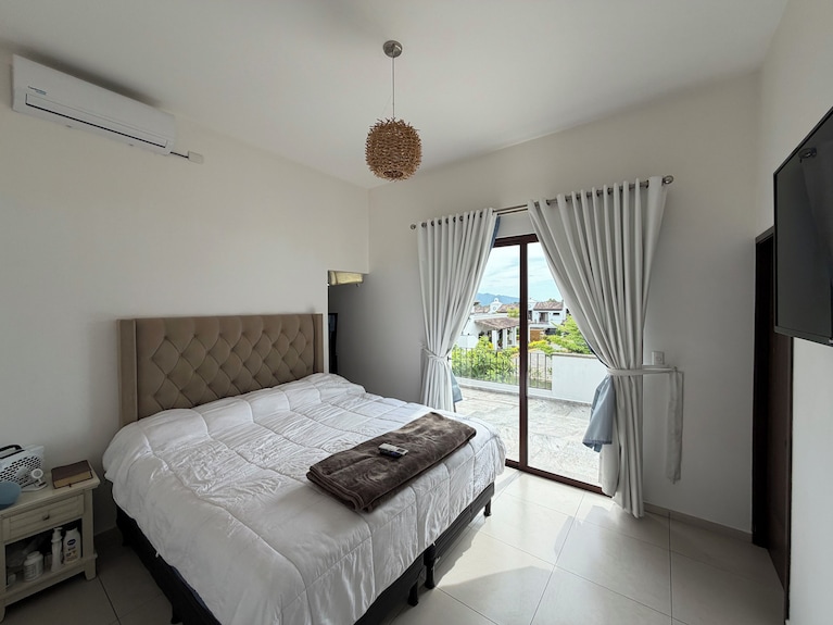 Charming 3-bedroom Estate In Santa Tecla With Cool Ac And Gym On A Volcano - San Salvador