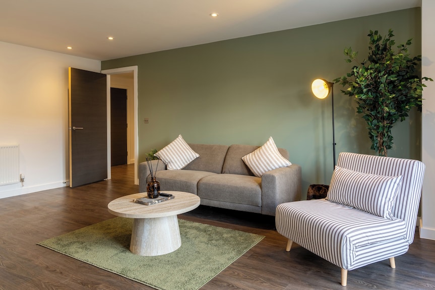 Modern York Apartment - Free Parking - Sleeps 7 - York