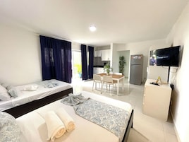 Estúdio Deluxe, vista para a piscina | Lençóis de algodão egípcio, roupa de alta qualidade, edredões de penas