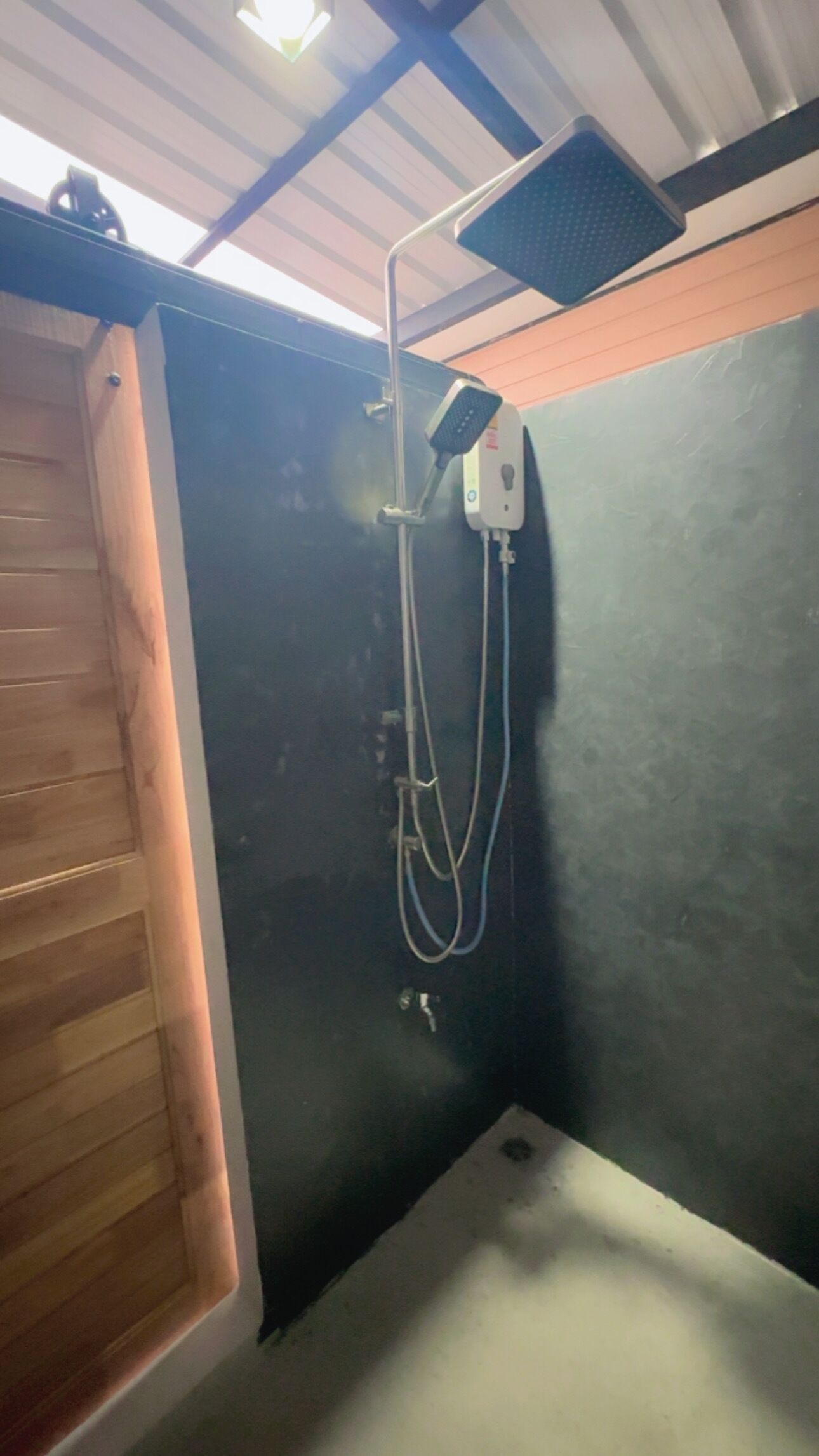 Dormitório Partilhado Básico, em dormitório misto, não fumadores | Casa de banho | Um polibã, um chuveiro fixo, chinelos, um bidé 