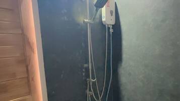 Dormitório Partilhado Básico, em dormitório misto, não fumadores | Casa de banho | Um polibã, um chuveiro fixo, chinelos, um bidé