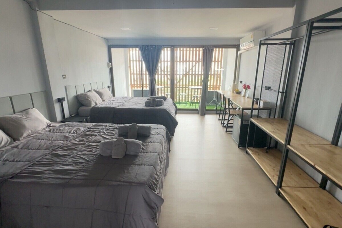 Quarto Quádruplo Familiar, 2 camas queen-size, não fumadores, varanda | Edredões de penas, secretária 