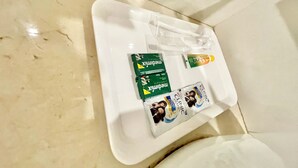 Bandeja com materiais médicos, incluindo medicamentos e uma seringa.