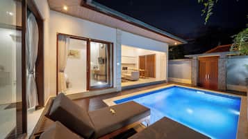 Uma casa moderna com piscina, terraço ensolarado e área de refeições.