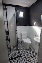 Quarto Básico, vista para o mar | Casa de banho | Uma banheira, um secador de cabelo, toalhas fornecidas, sabão