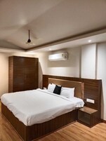 Quarto Elite, vista para o jardim | Secretária, secretária adequada para computadores portáteis
