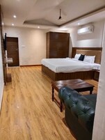 Quarto Elite, vista para o jardim | Secretária, secretária adequada para computadores portáteis