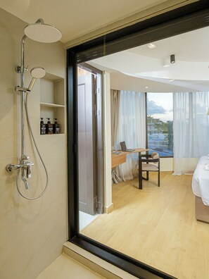 Quarto casal ou duplo luxo, sacada, vista para a cidade | Banheiro | Chuveiro, secador de cabelo, toalhas de banho, shampoo