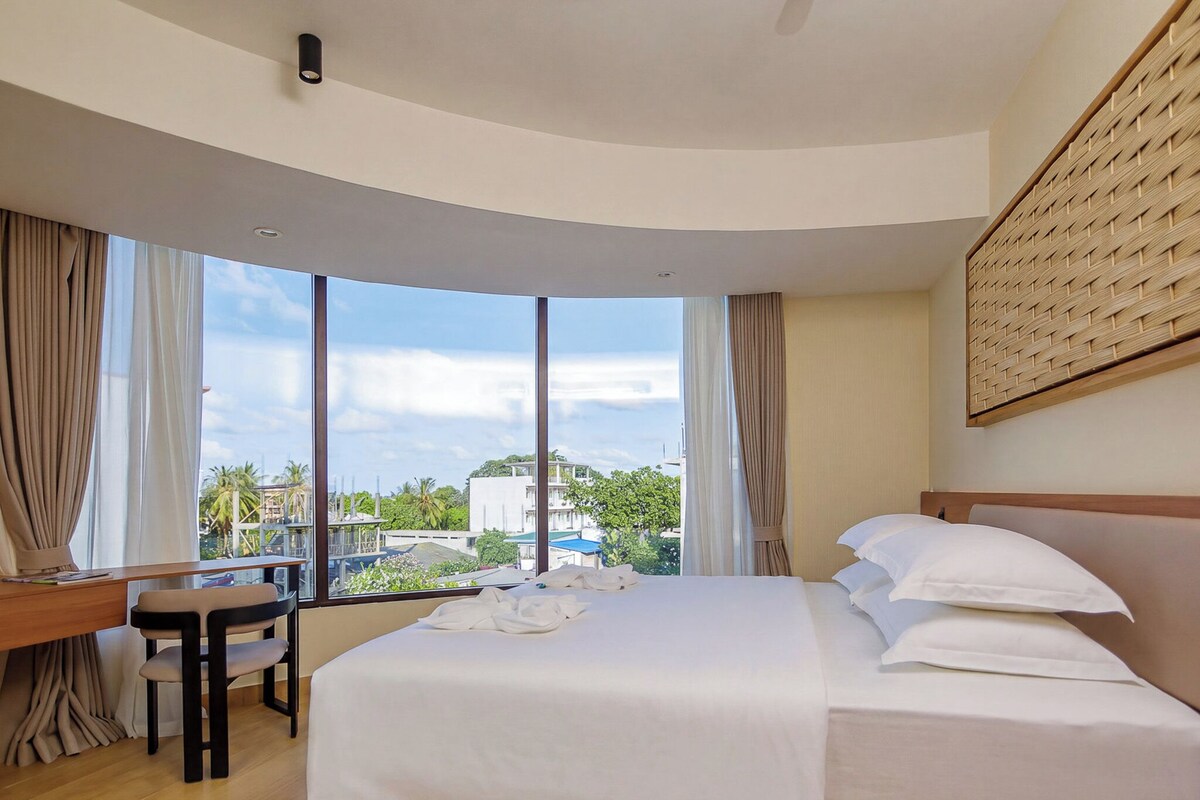 Quarto casal ou duplo luxo, sacada, vista para a cidade | Vista do quarto