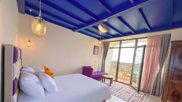 Quarto casal superior, sacada, vista para o mar | Cofres nos quartos, cortinas blackout, quartos à prova de som