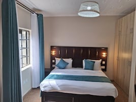 Quarto casal ou duplo luxo, vista para o jardim | Escrivaninha, espaço de trabalho para notebook, cortinas blackout