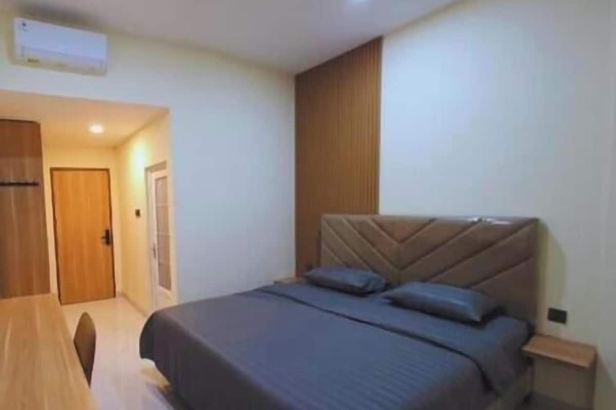 Quarto luxo, 1 cama King | Escrivaninha, roupa de cama