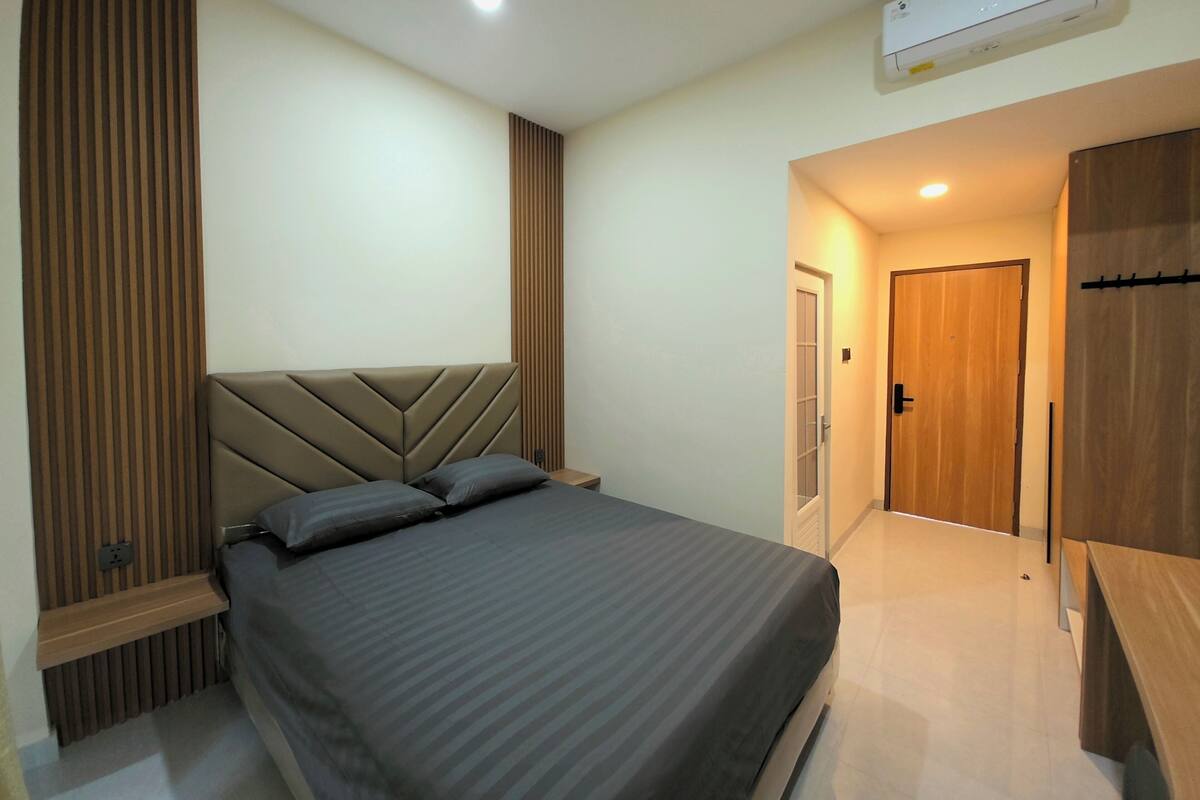Quarto luxo, 1 cama Queen | Escrivaninha, roupa de cama