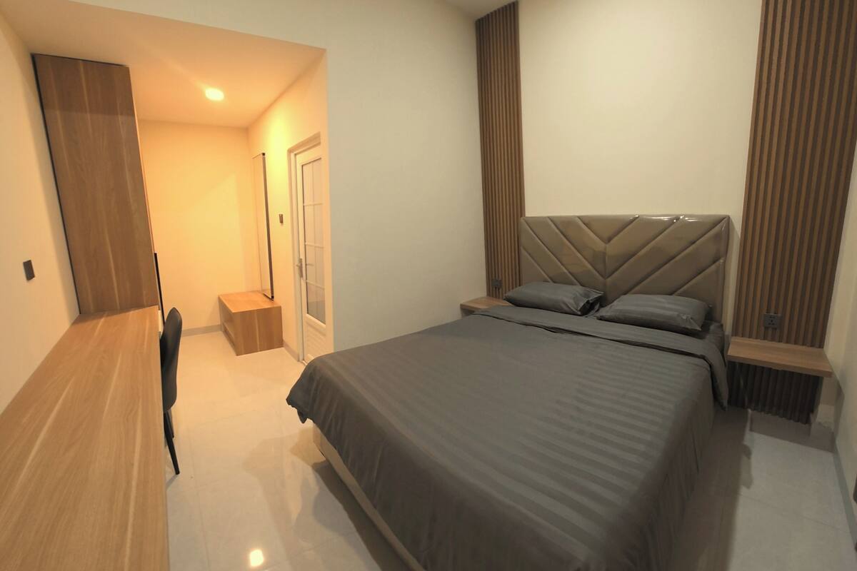 Quarto luxo | Escrivaninha, roupa de cama