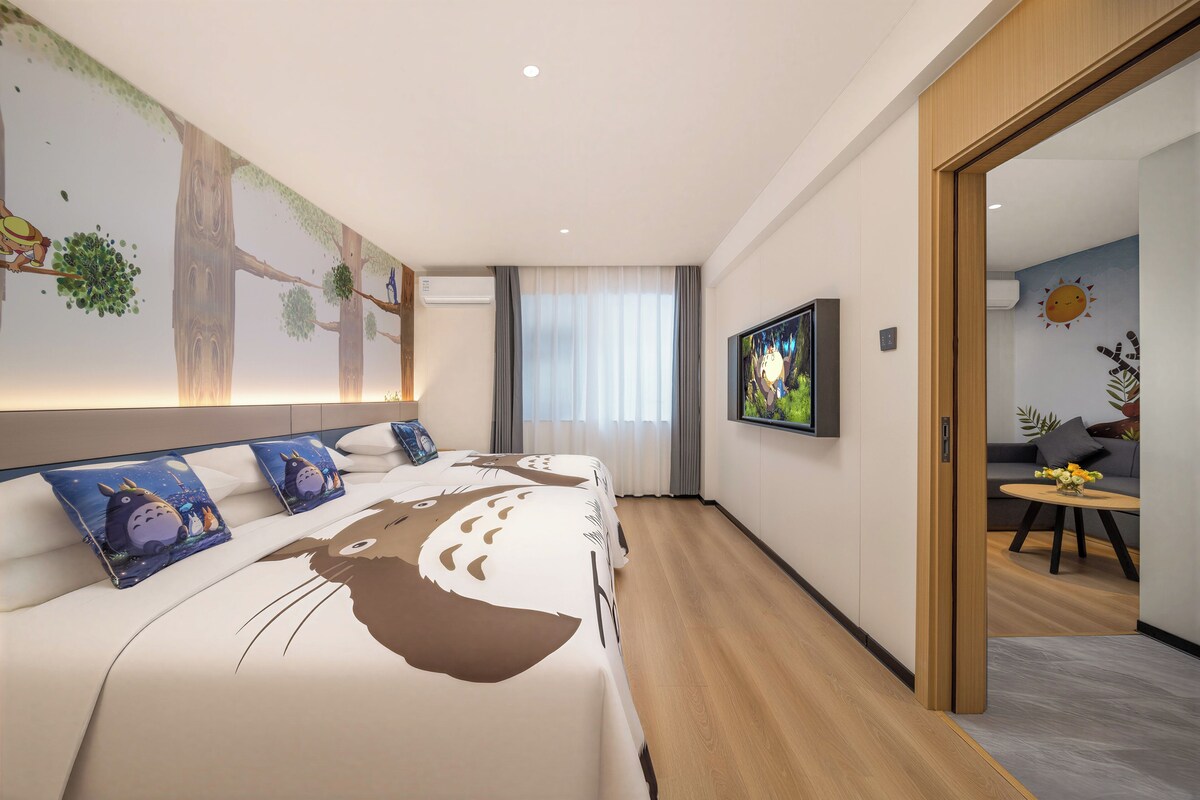 Quarto de hotel moderno com uma cama grande, televisão de tela plana e vista para o exterior pela janela.