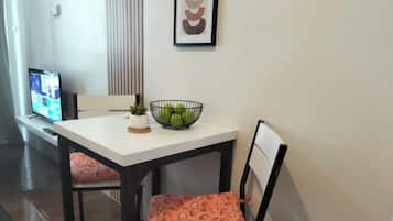 Apartamento, 1 cama queen-size | Restaurantes