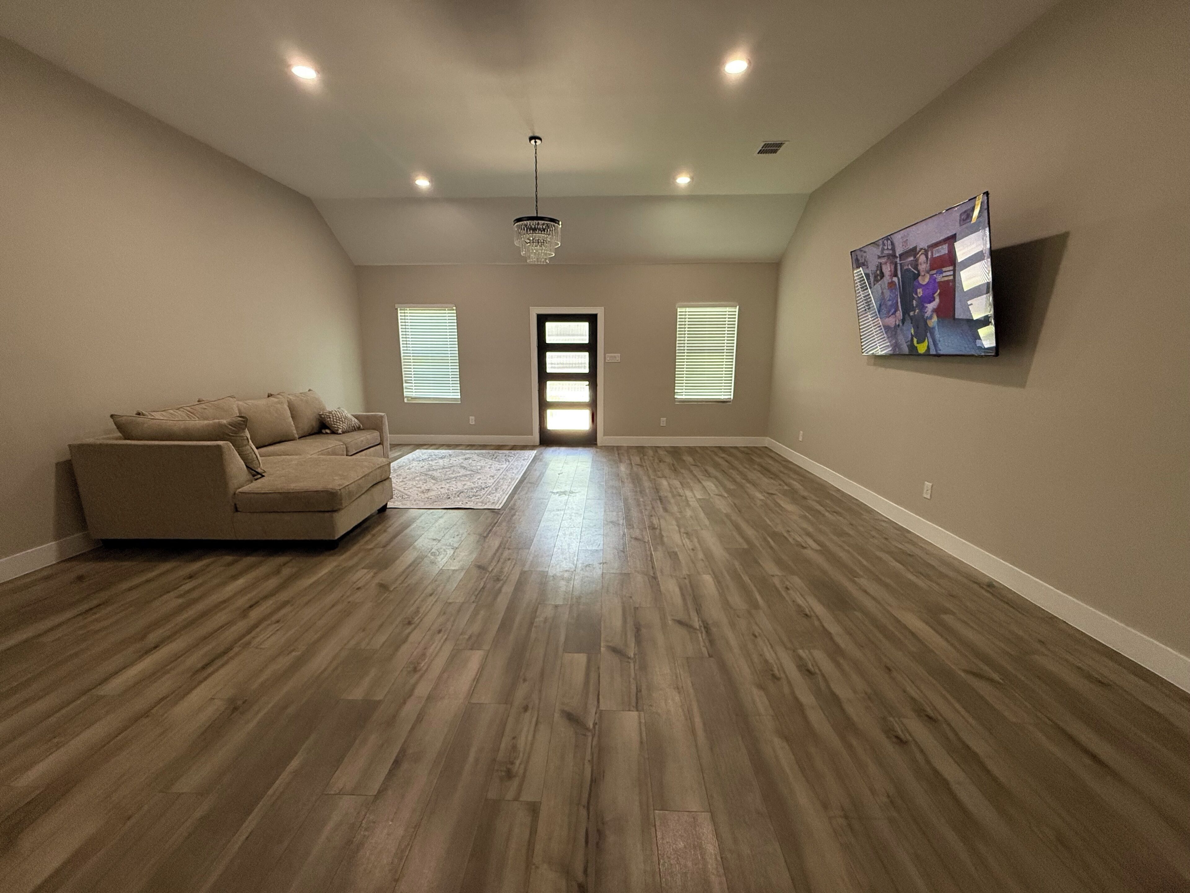 Matthews Blue House Spacious 5bd And 2ba In Calm Neighborhood - Lancaster, TX