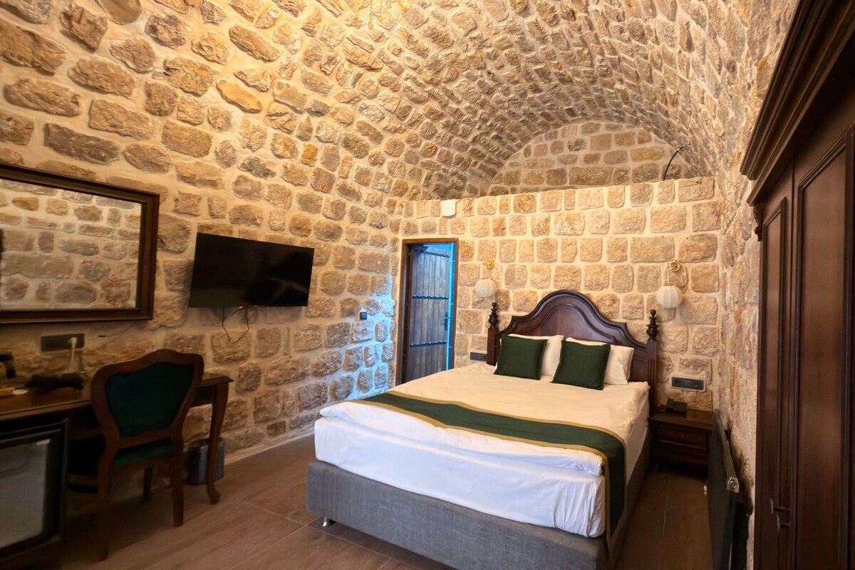 Quarto Duplo Deluxe, vista para o pátio | Secretária, secretária adequada para computadores portáteis 