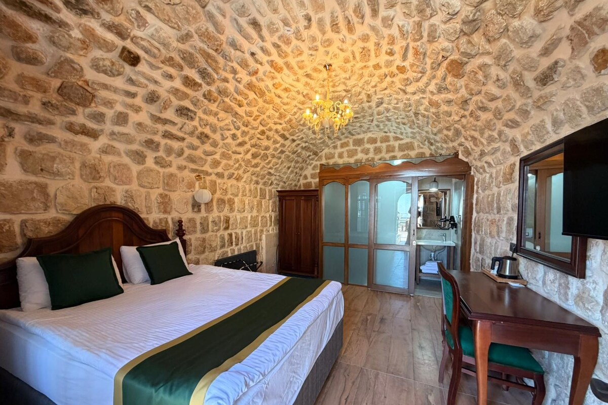 Quarto Triplo Deluxe, Vista para a cidade | Secretária, secretária adequada para computadores portáteis 