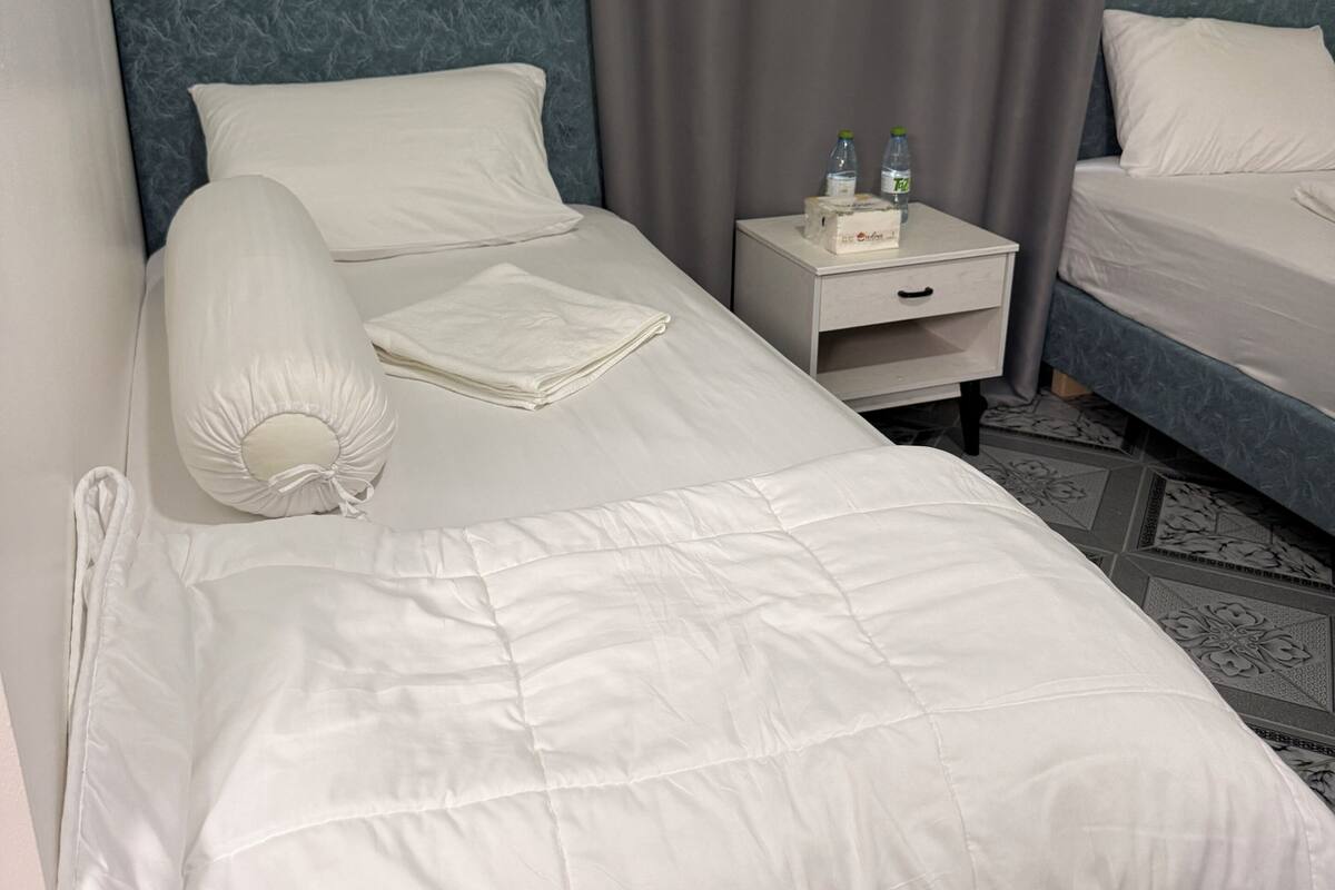 Quarto Twin | Secretária, secretária adequada para computadores portáteis 