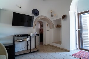 Quarto Duplo Deluxe, casa de banho anexa, junto ao pátio | Sala de estar | Smart TV de 46 polegadas com canais via satélite 
