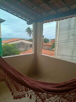 Quarto casal superior, varanda coberta, vista para a praia | Área da propriedade