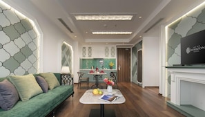 Quarto casal real, sacada, vista para a montanha | Cozinha privada | Frigobar