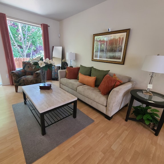 Spacious Townhouse In The Amberglen Area Hillsboro - Hillsboro, OR