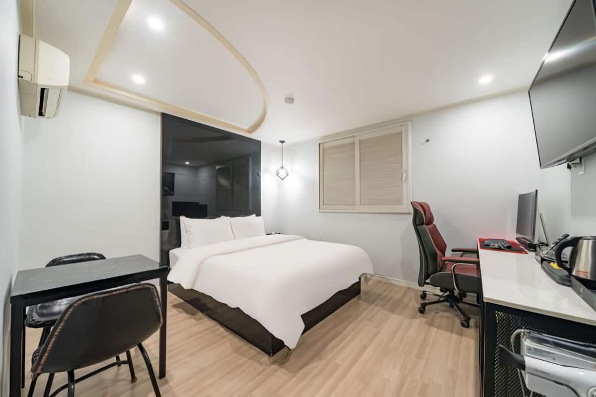 Quarto Duplo Standard, 1 cama queen-size, Vista para a cidade | Secretária, secretária adequada para computadores portáteis