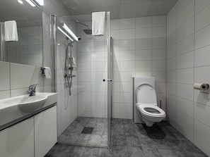 Quarto Duplo Comfort, vista para o jardim | Casa de banho | Um polibã, toalhas fornecidas, sabão, papel higiénico