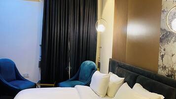 Quarto luxo, sacada, vista para a cidade | Escrivaninha, espaço de trabalho para notebook, cortinas blackout