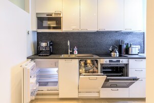 Apartamento Deluxe | Cozinha privada | Um frigorífico/congelador grande, um forno, uma placa de cozinha 