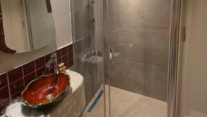 Quarto Duplo Comfort | Ferro/tábua de engomar, Wi-fi grátis 