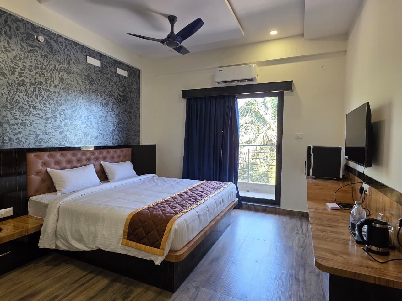 Quarto casal luxo, vista para o pátio | Cortinas blackout, ferros/tábuas de passar roupa, Wi-Fi de cortesia
