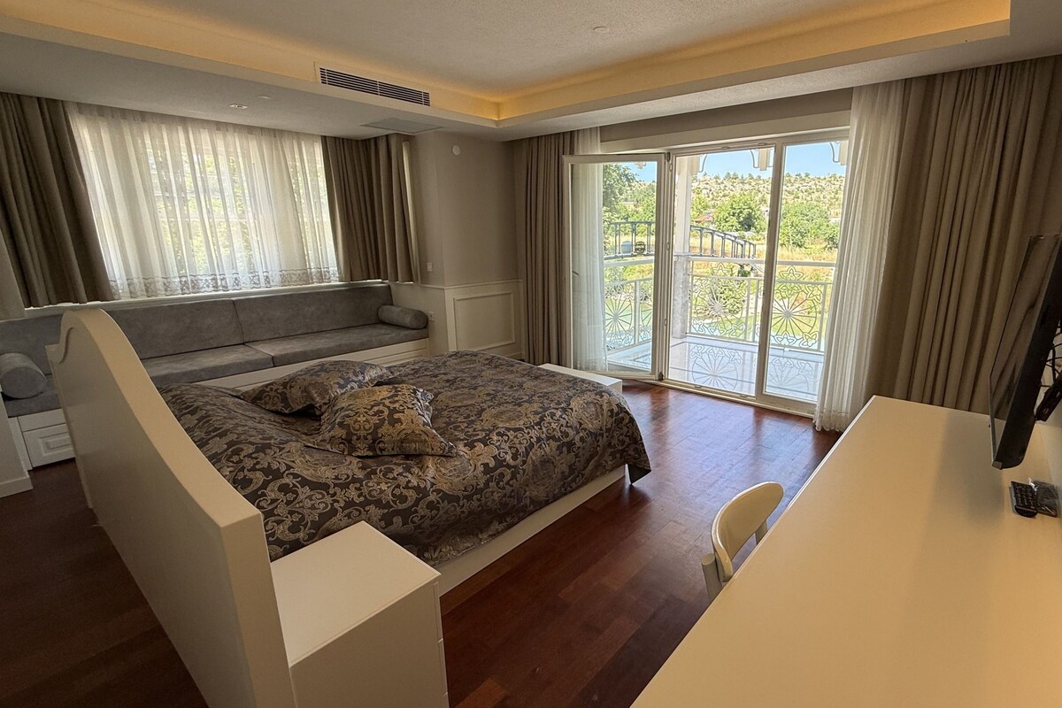 Quarto Triplo Deluxe, vista para a montanha | Roupa de alta qualidade, minibar, roupa de cama fornecida 