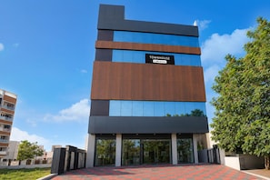 Uma casa geminada moderna com uma placa indicando que é administrada pela OYO.