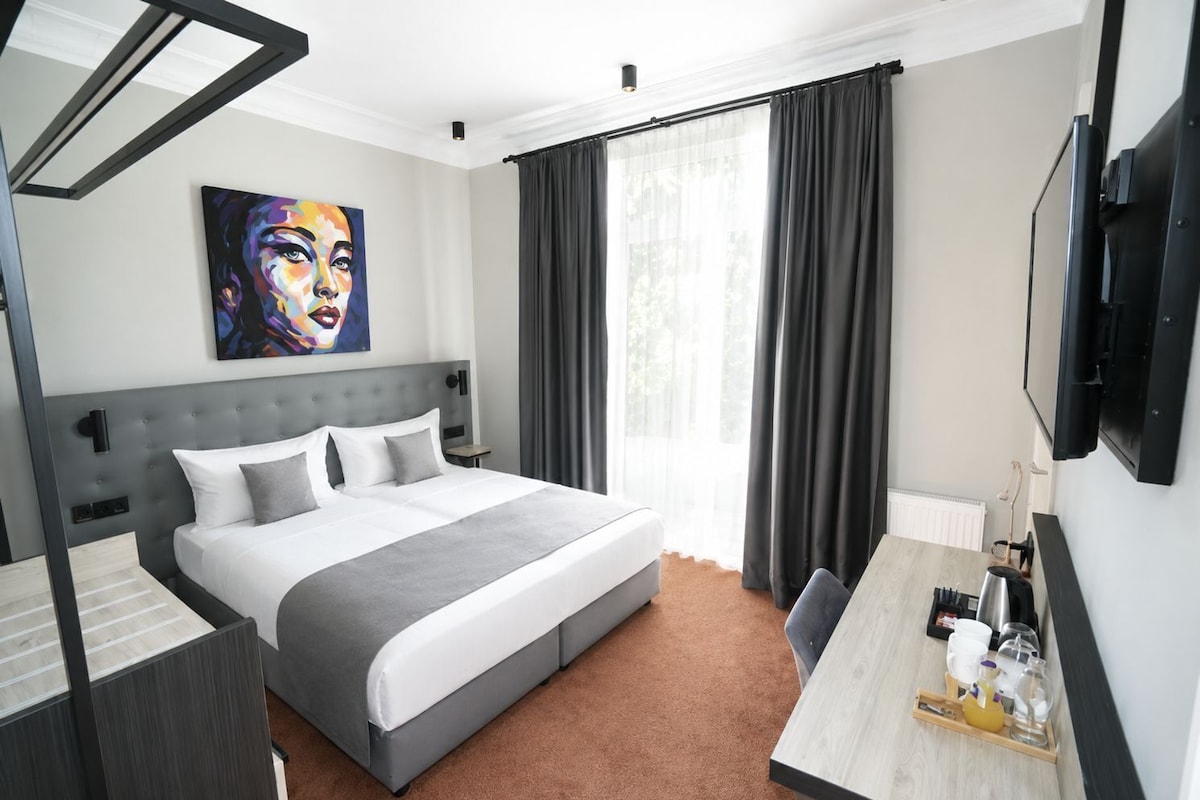 Quarto Duplo Standard, vista para o pátio | Minibar grátis, secretária