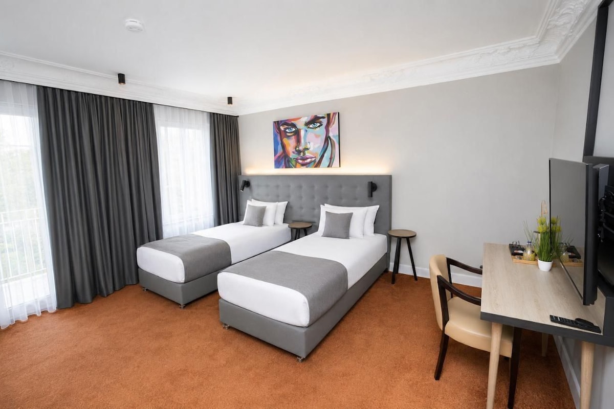 Quarto Duplo ou Twin, varanda, vista para o pátio | Minibar grátis, secretária
