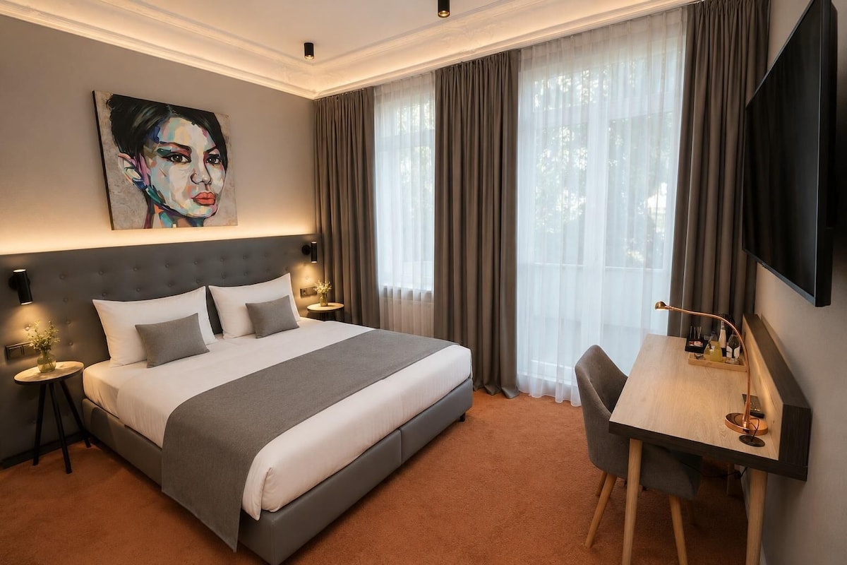 Quarto Duplo Comfort, varanda, vista para o jardim | Minibar grátis, secretária
