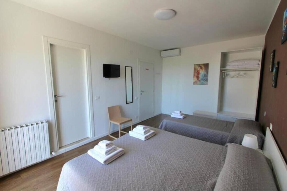 Quarto triplo | Ferros/tábuas de passar roupa, Wi-Fi de cortesia