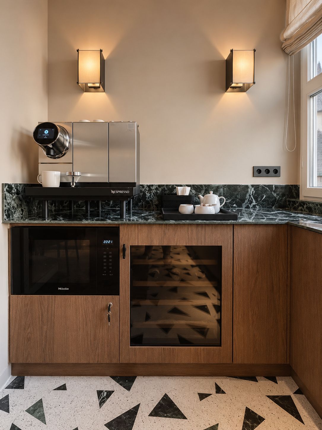 Cozinha moderna equipada com máquina de lavar louça embutida, cafeteira e micro-ondas.
