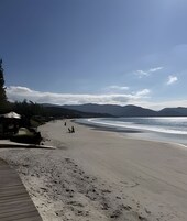 Na praia, areia branca