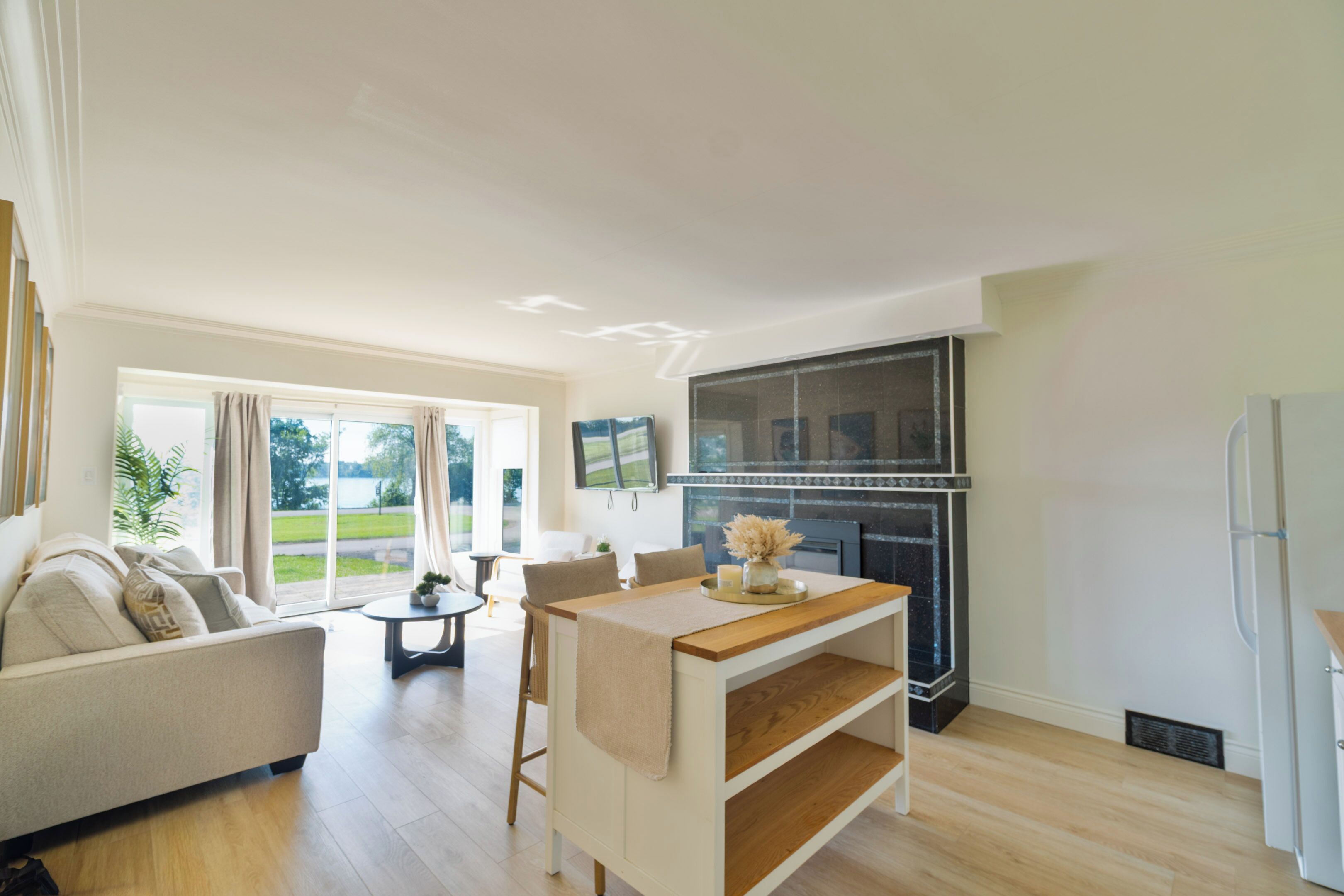 Uma sala de estar moderna com sofá, mesa de centro e lareira.